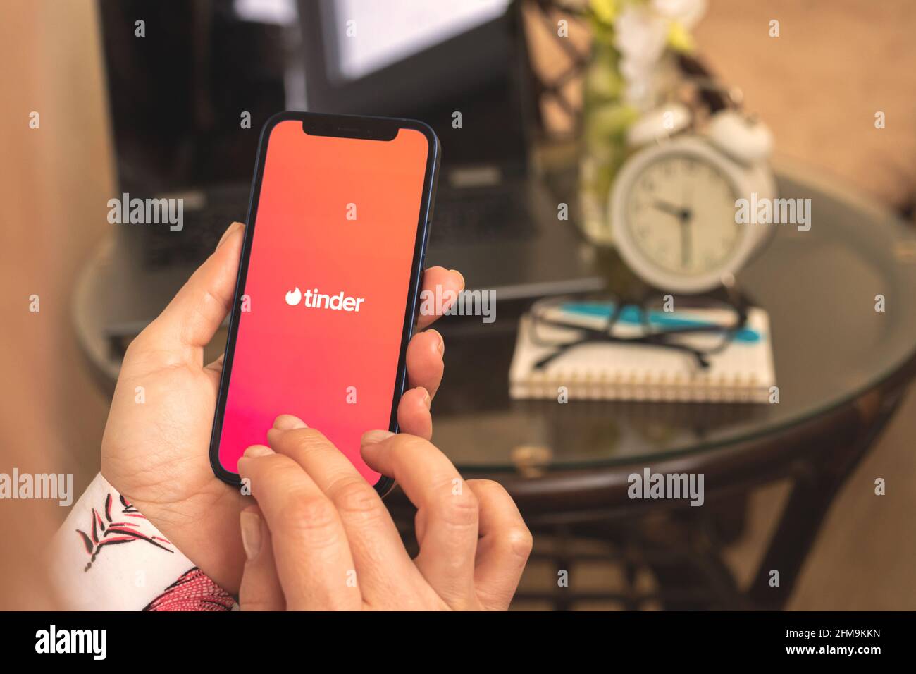 Tinder logo woman hi-res stock photography and images - Alamy
