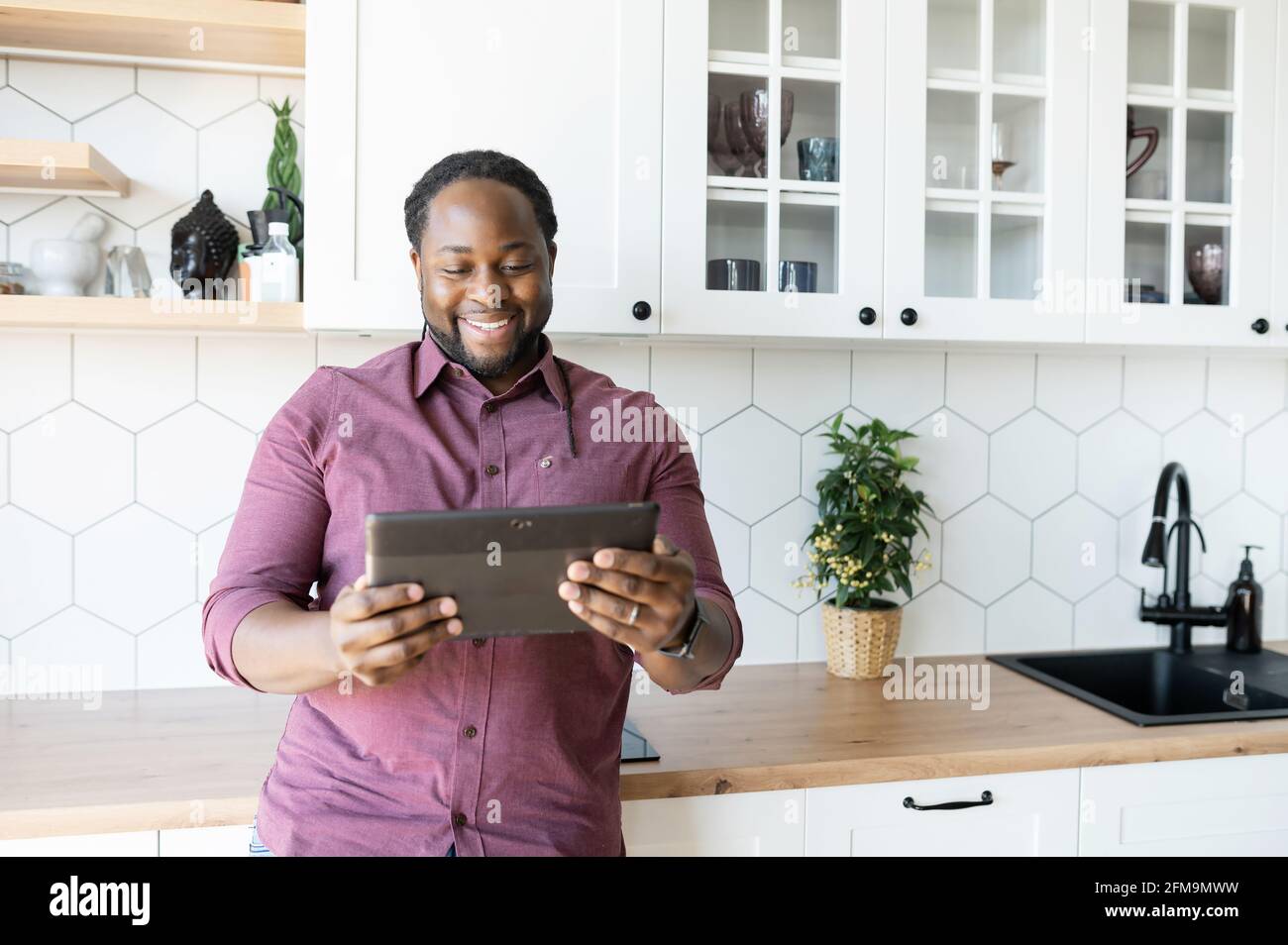 Guy scrolling hi-res stock photography and images - Alamy