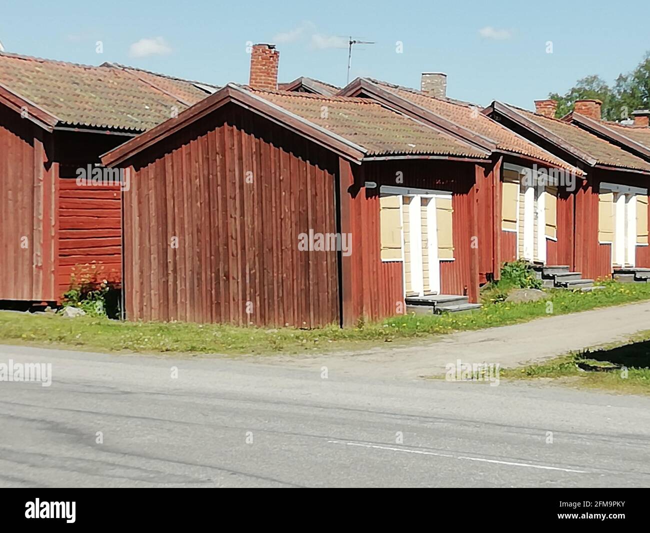 Rustic wooden cabins hi-res stock photography and images - Alamy