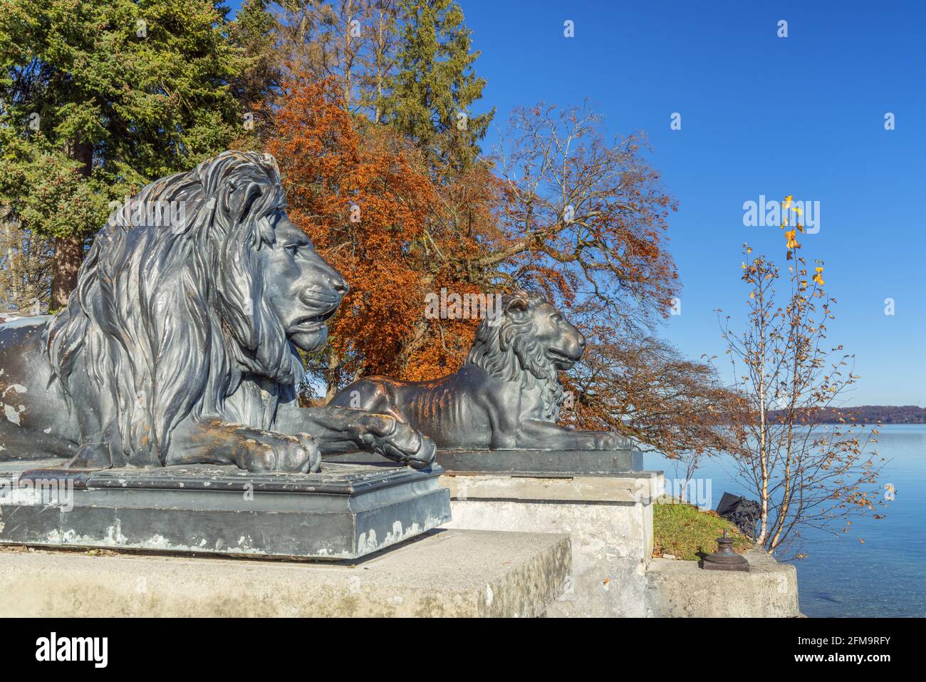 Lowen statues hi-res stock photography and images - Alamy