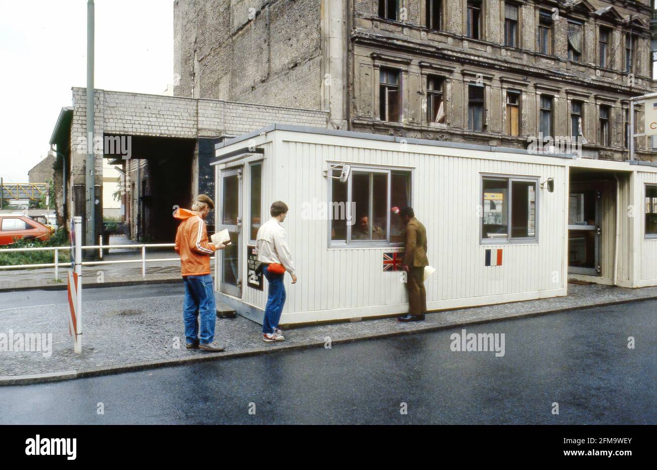 Checkpoint charlie 1980s hi-res stock photography and images - Alamy
