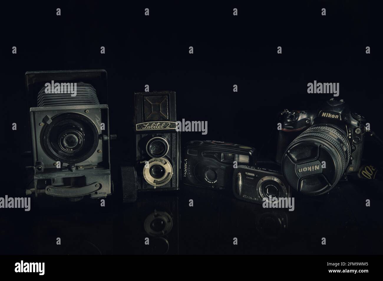 Old camera hi-res stock photography and images - Alamy