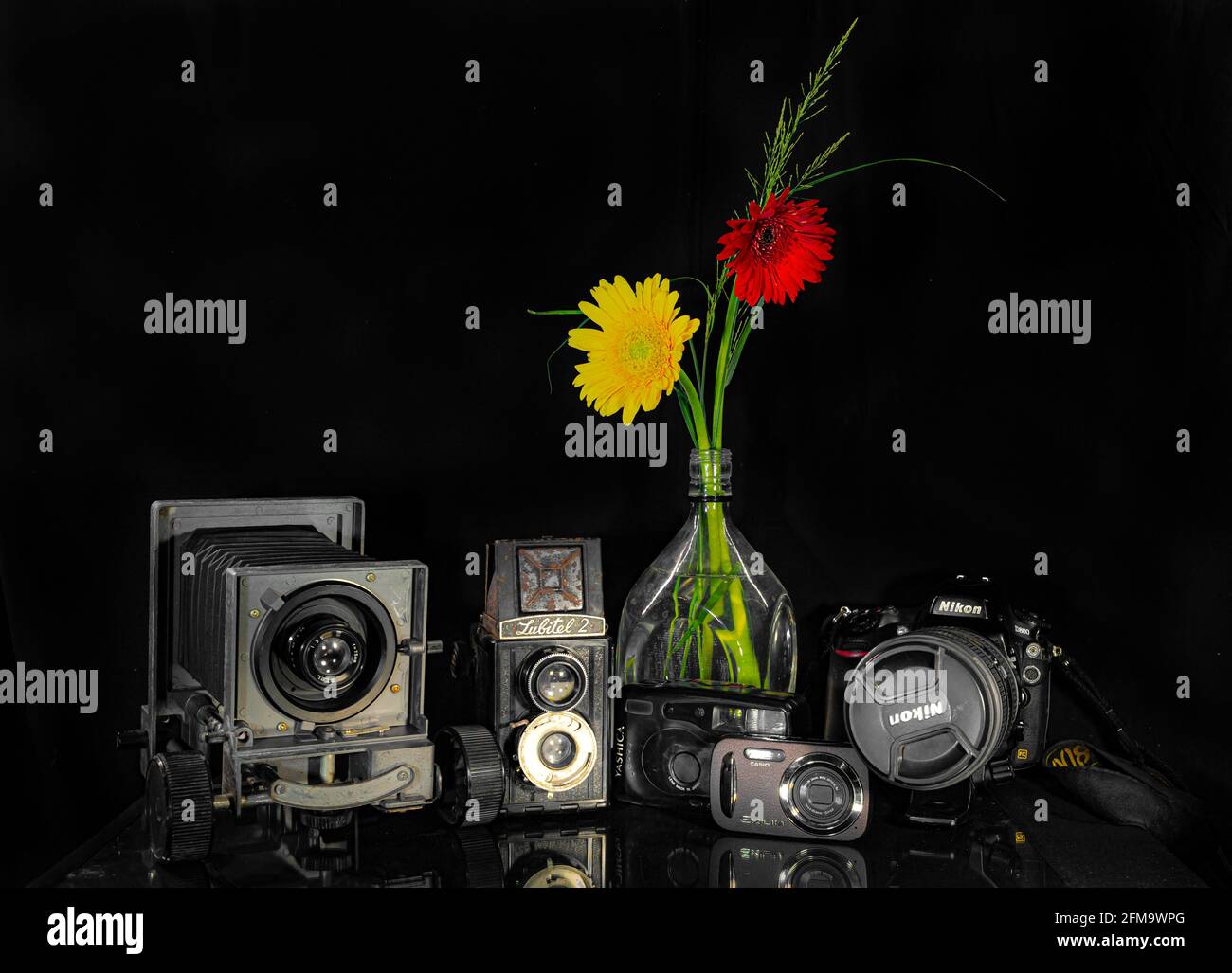 Old camera hi-res stock photography and images - Alamy