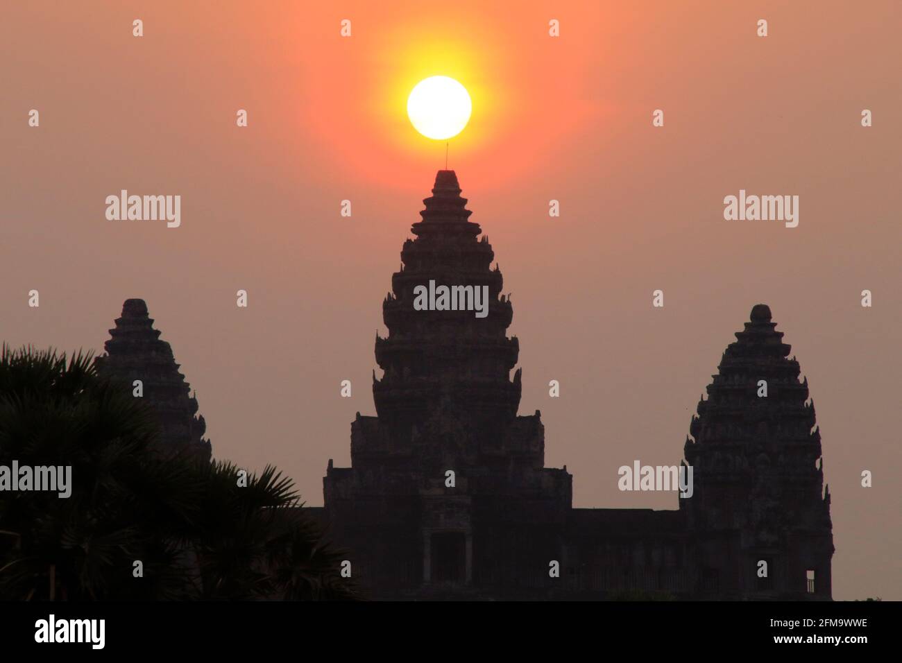 Angkor wat sun rising hi-res stock photography and images - Alamy