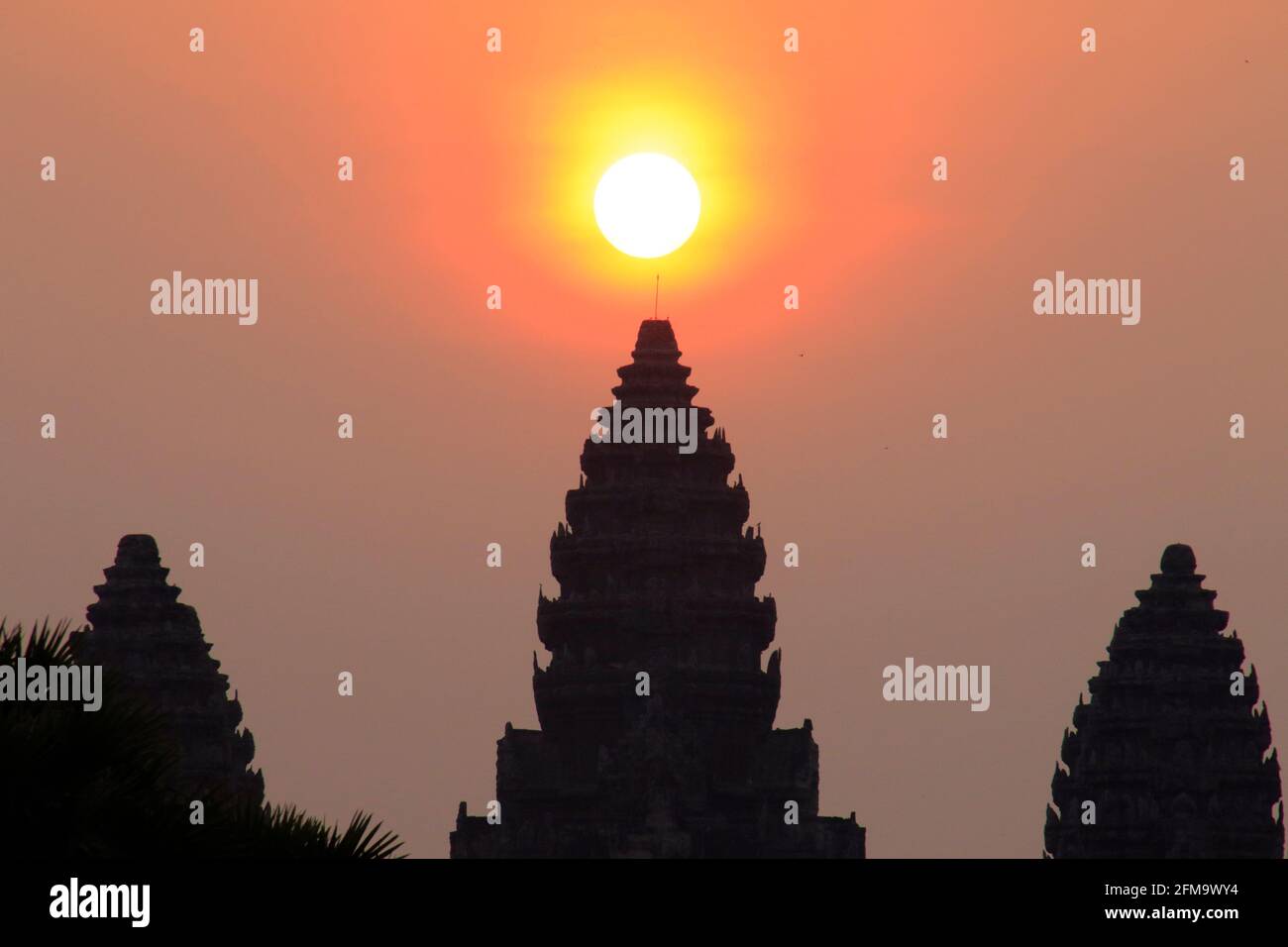 Angkor wat sun rising hi-res stock photography and images - Alamy