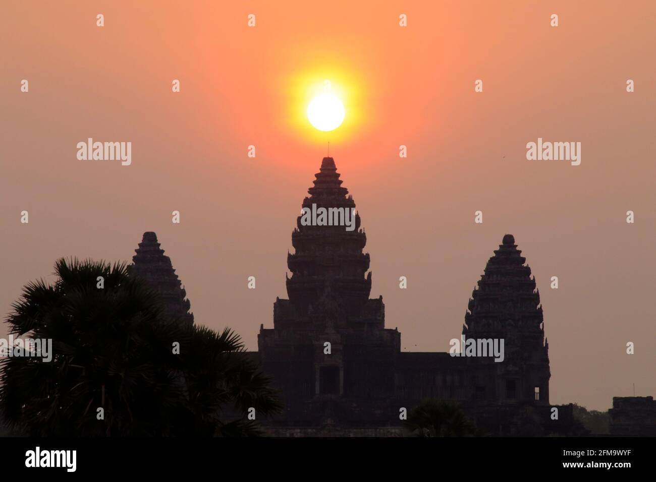 Angkor wat sun rising hi-res stock photography and images - Alamy