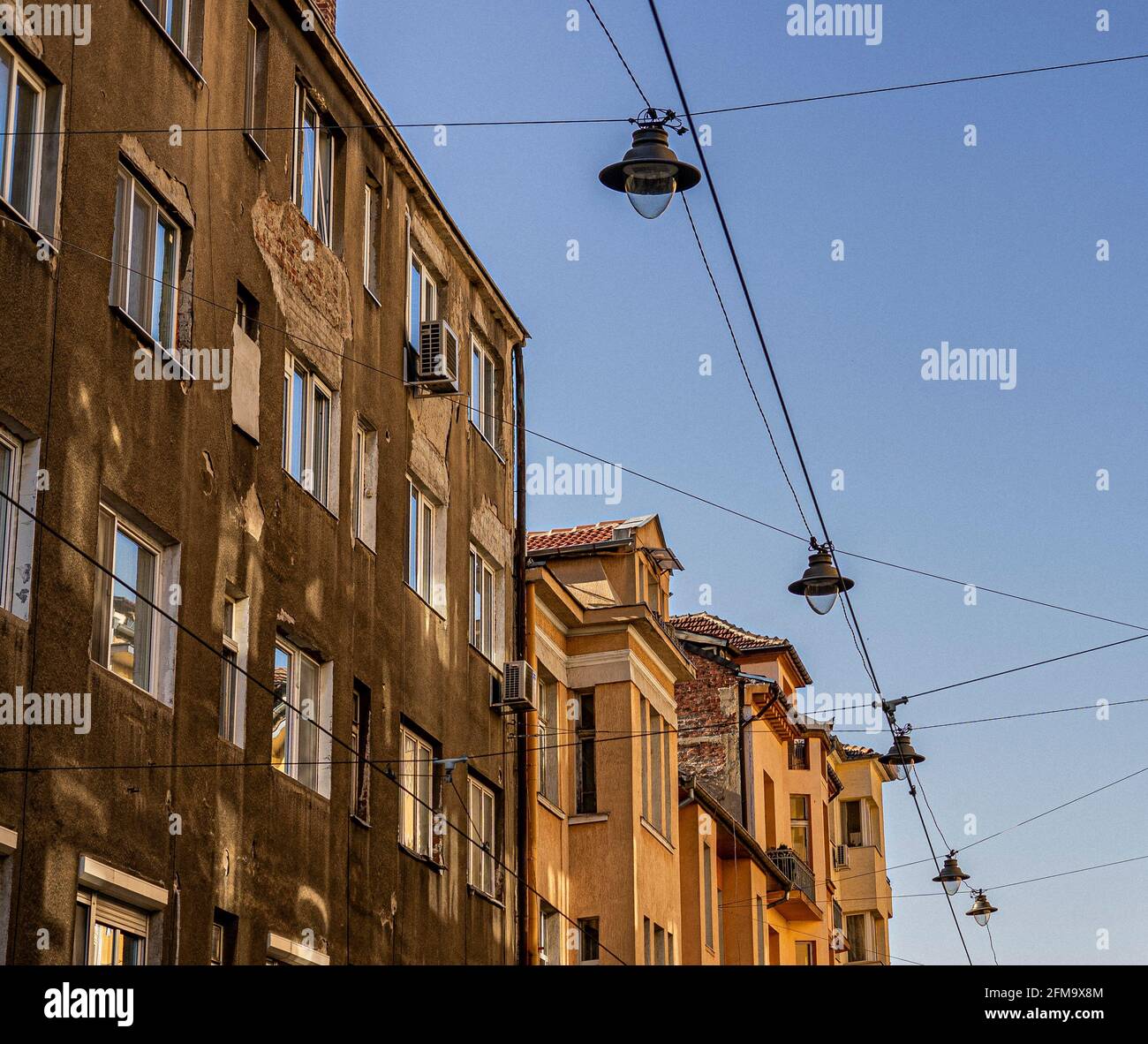 Row of houses and street lighting Stock Photo - Alamy
