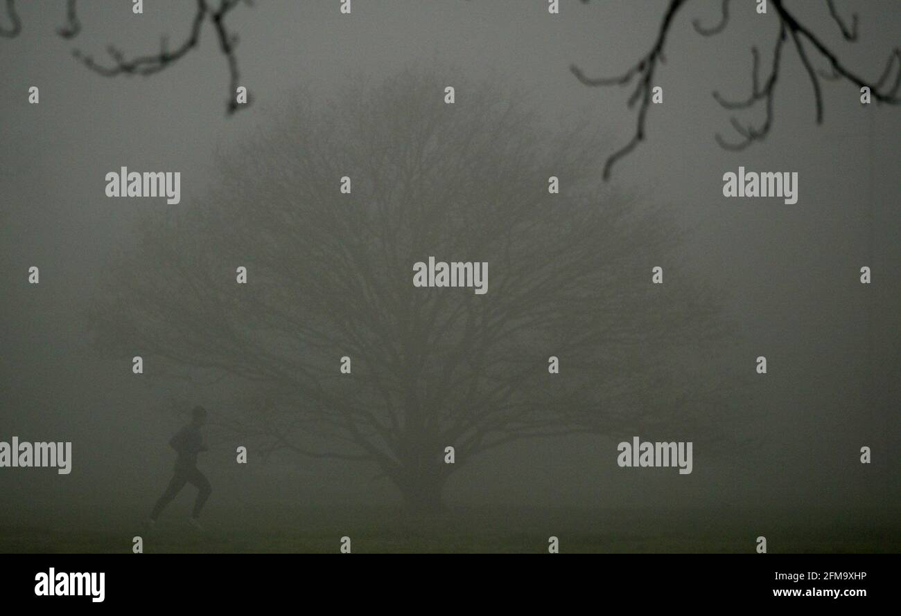 Heavy Mist across the UK... wimbledon common pic David Sandison 21/12 ...