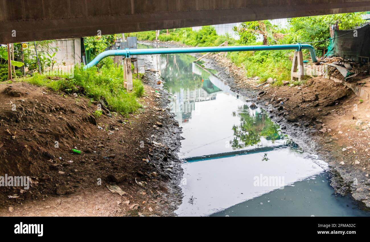 Unsightly run down poor dirty old areas in the metropolis of Bangkok in ...