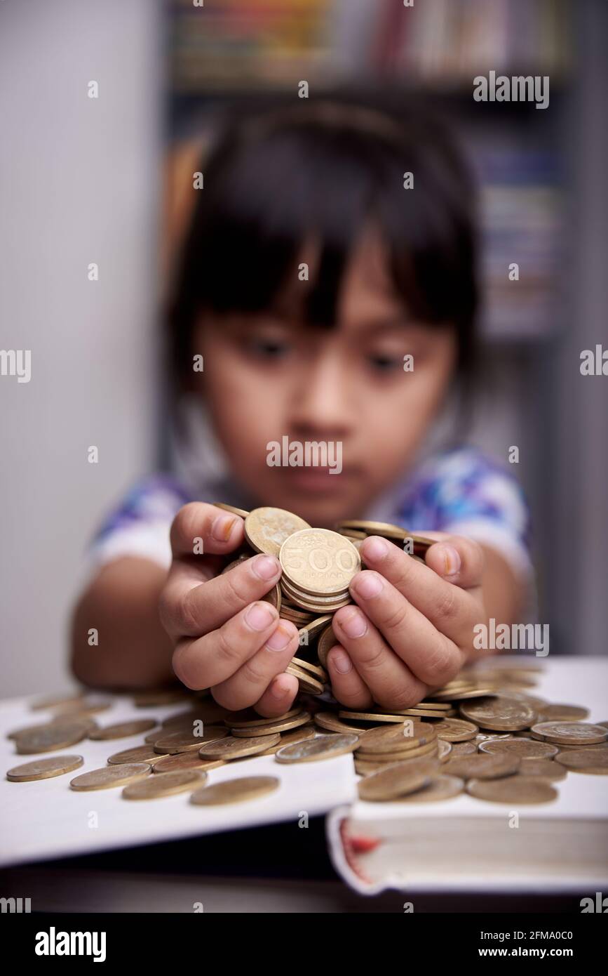 Student counting coins hi-res stock photography and images - Alamy