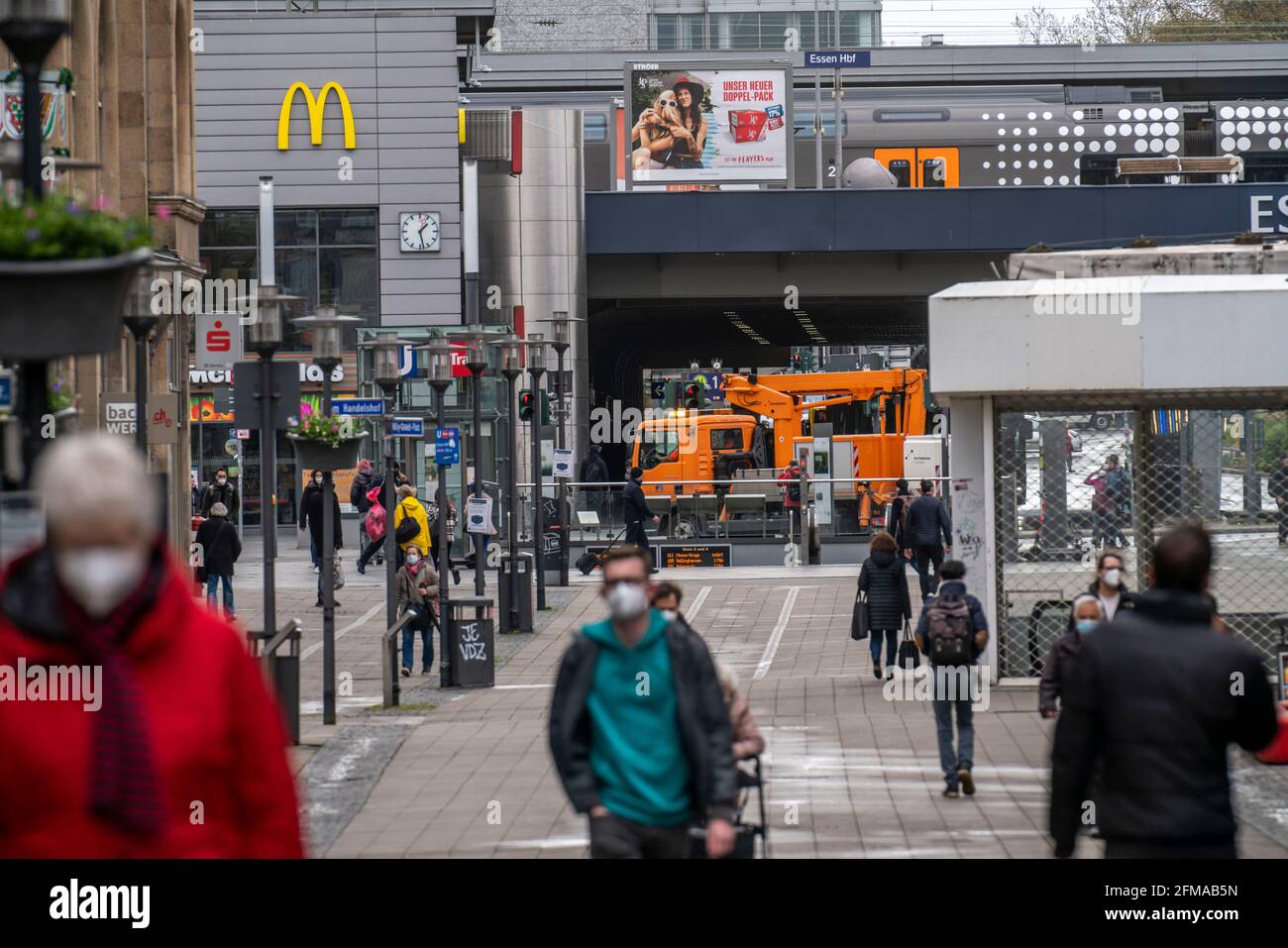 Third lockdown in the Corona crisis, empty shopping street, closed ...