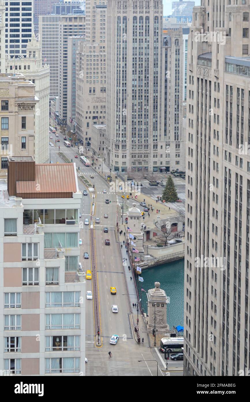 Michigan Avenue Bridge (DuSable Bridge) looking up Michigan Avenue from ...