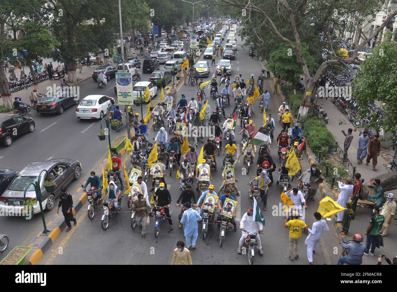 Pakistani Shiite Muslims and activists of Imamia Students Organization ...