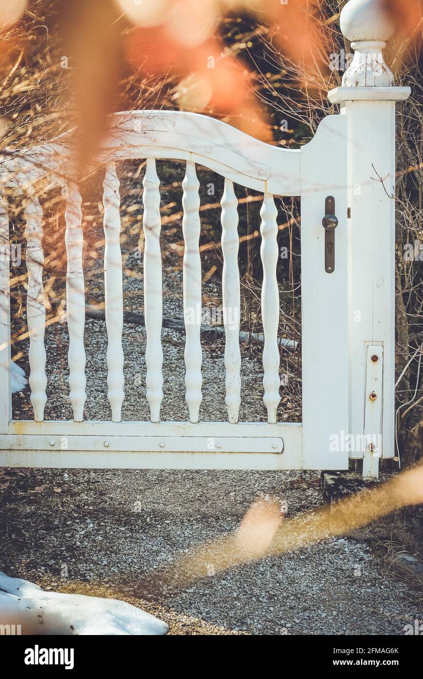 White garden gate hi-res stock photography and images - Alamy