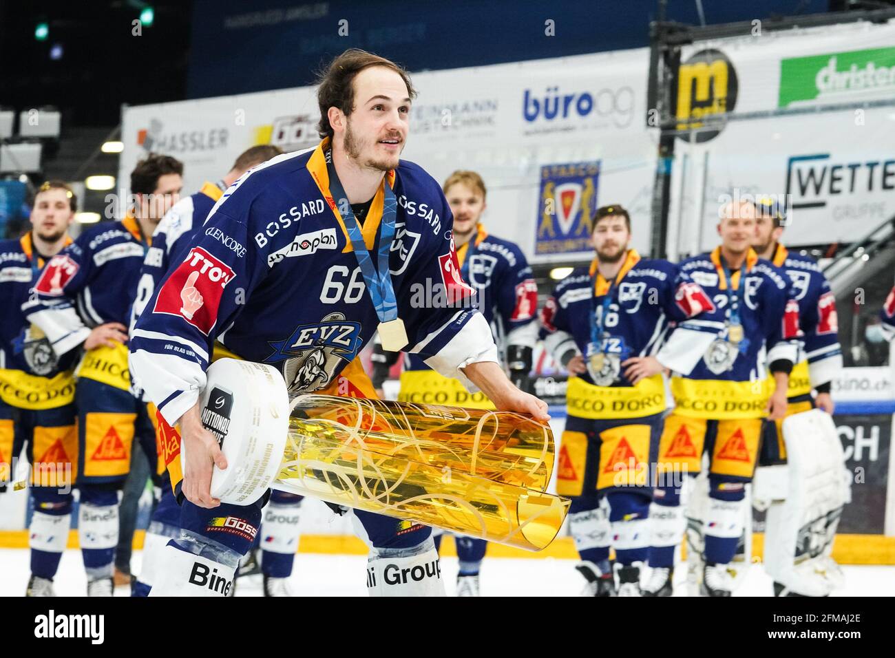 Train, Switzerland. 07th May, 2021. May 7th, 2021, Zug, Bosshard Arena, NL Final - Game 3: EV ...