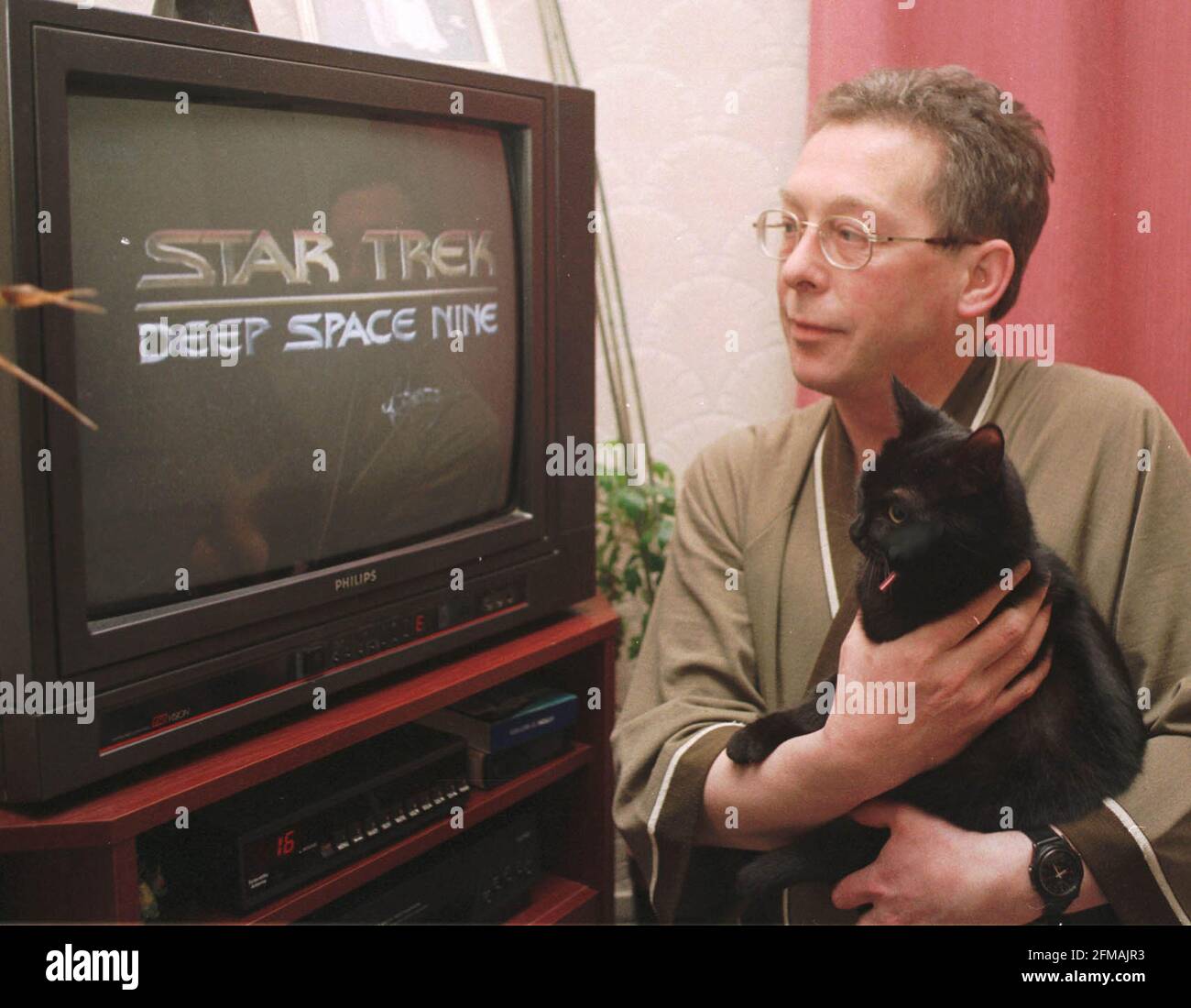 ROB RICHER WITH STAR TREK MAD CAT TIFFIN. PIC MIKE WALKER, 1999 Stock ...