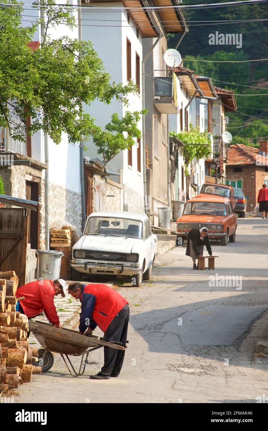 Workers working in the street in the town of Gorno Draglishte. Razlog ...