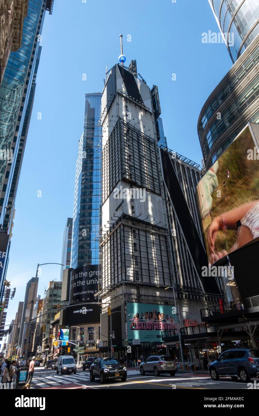 One Times Square is a skyscraper which is usually covered in ...