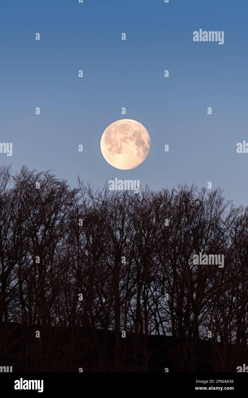 Sunrise and moonset hi-res stock photography and images - Alamy