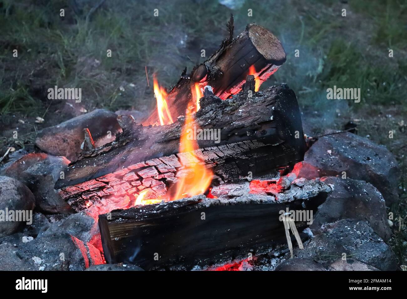 Campfire stones hi-res stock photography and images - Alamy