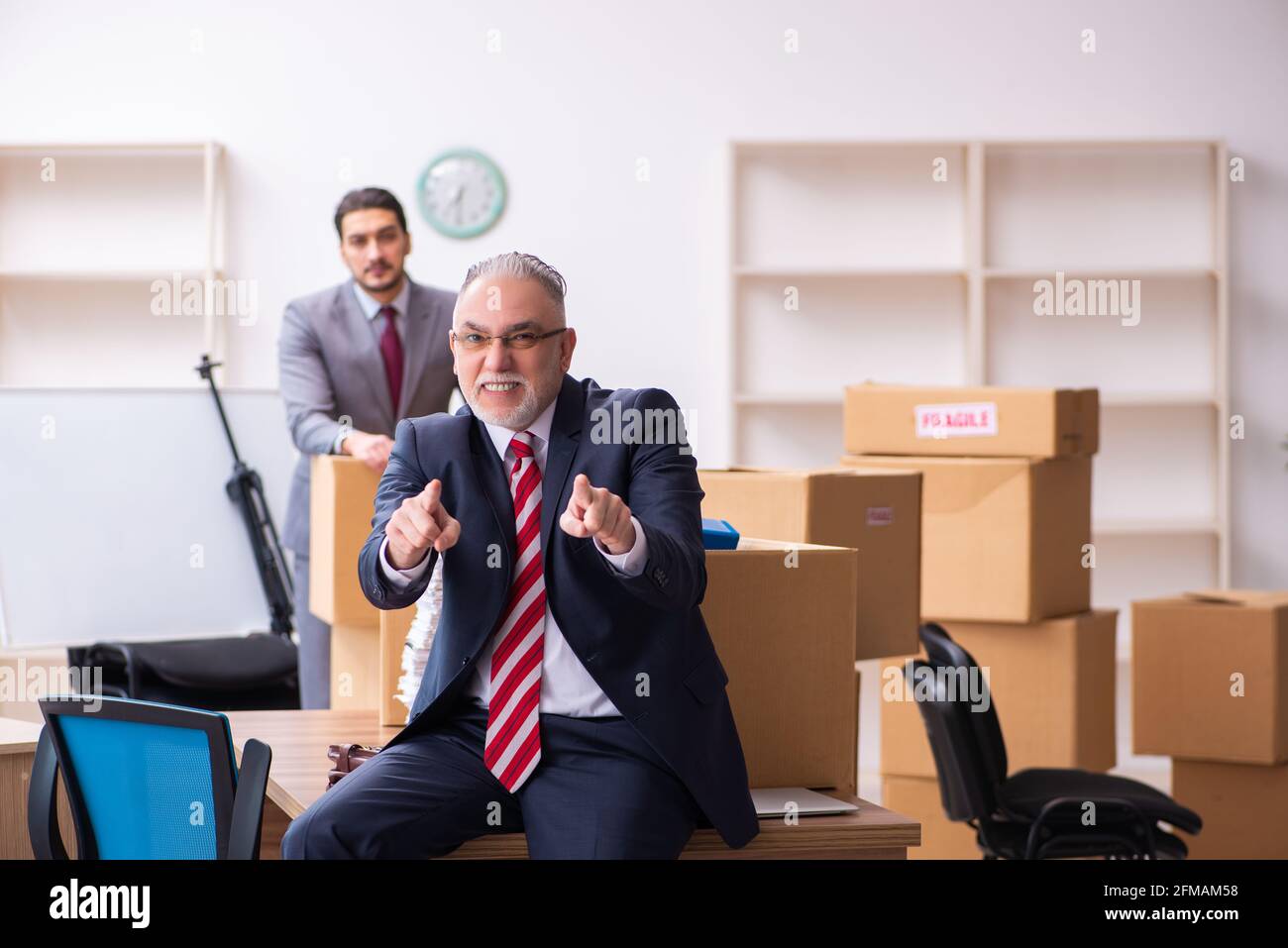 Two employees in relocation hi-res stock photography and images - Alamy