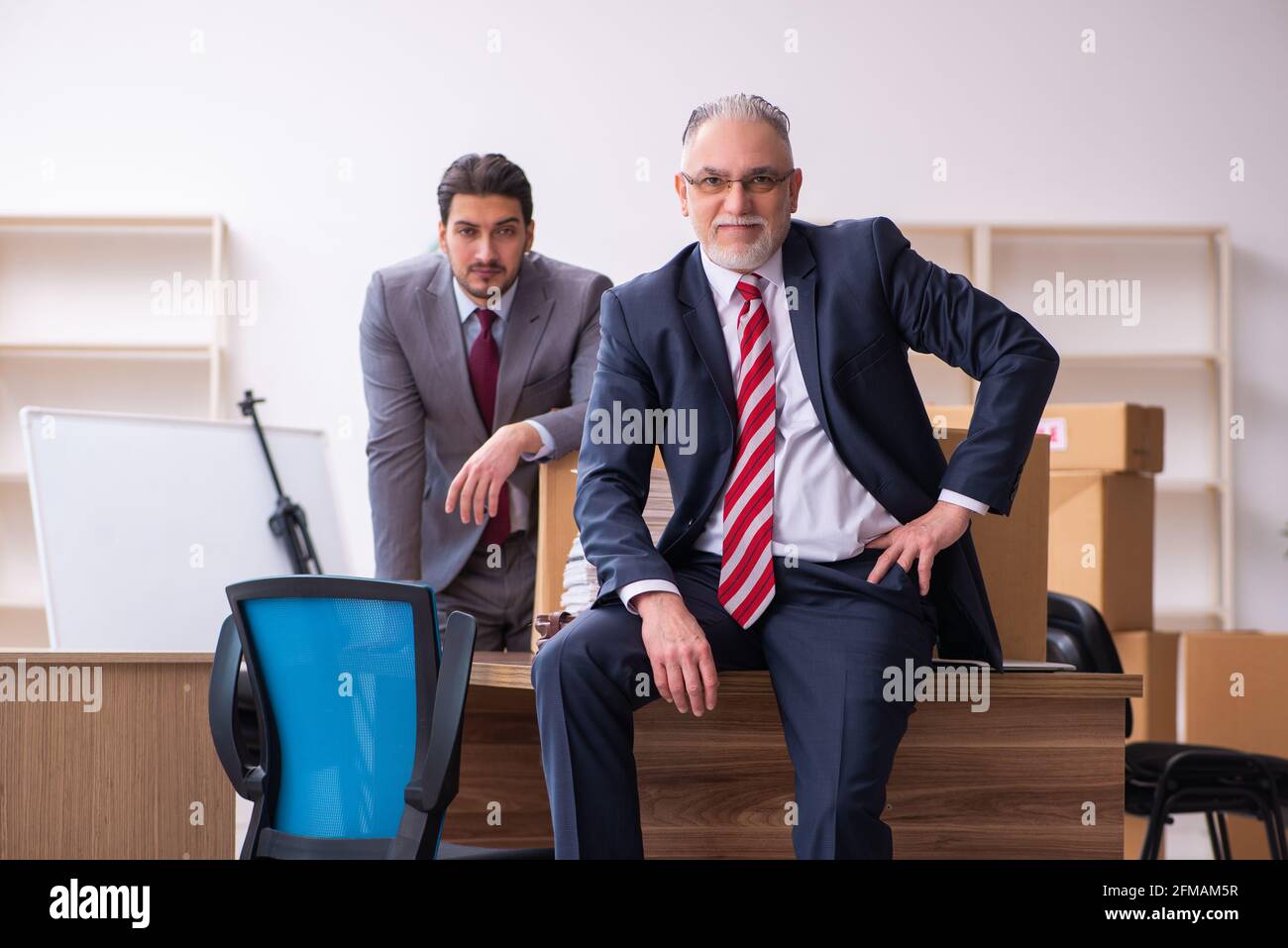 Two employees in relocation concept Stock Photo - Alamy