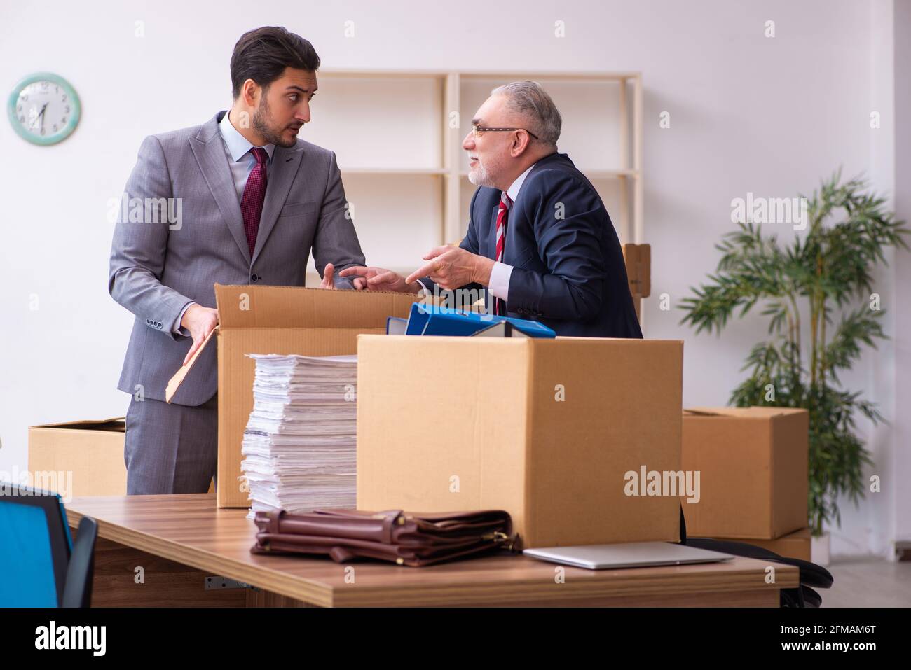 Two employees in relocation concept Stock Photo - Alamy