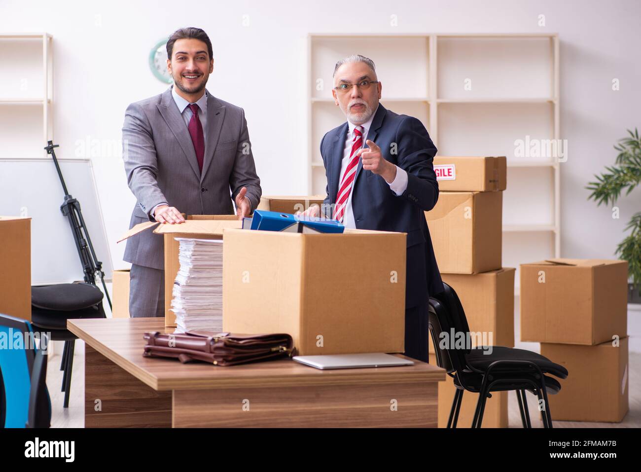 Two employees in relocation concept Stock Photo - Alamy