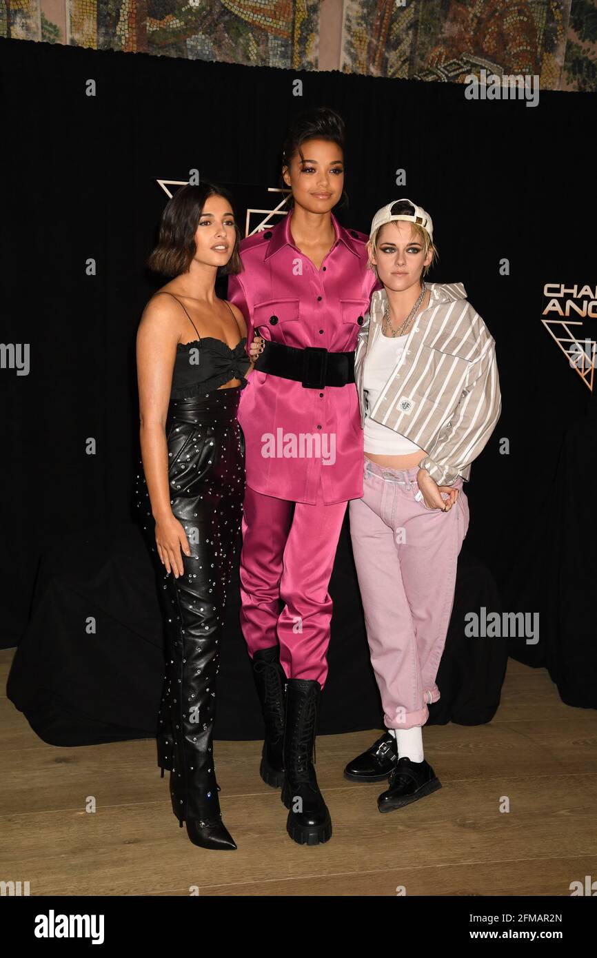 L-R: Naomi Scott, Ella Balinski, Kristen Stewart during the CharleÕs ...