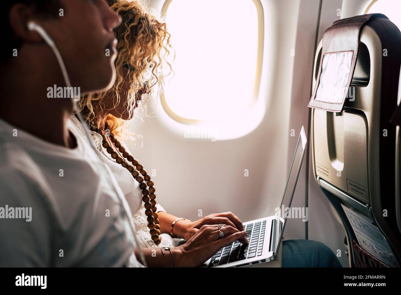 Airplane couple young flight trip hi-res stock photography and images ...