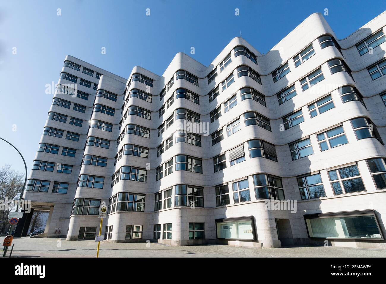 Berlin, Shell House on Landwehr Canal, wave-shaped facade, today the ...