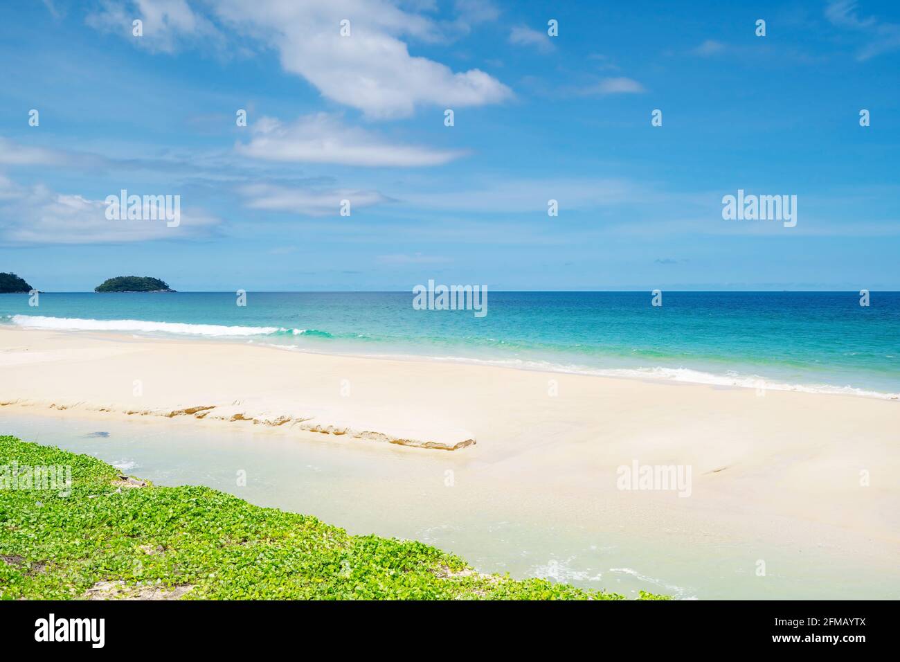 Beautiful tropical beach and sea with blue sky background Amazing beach ...