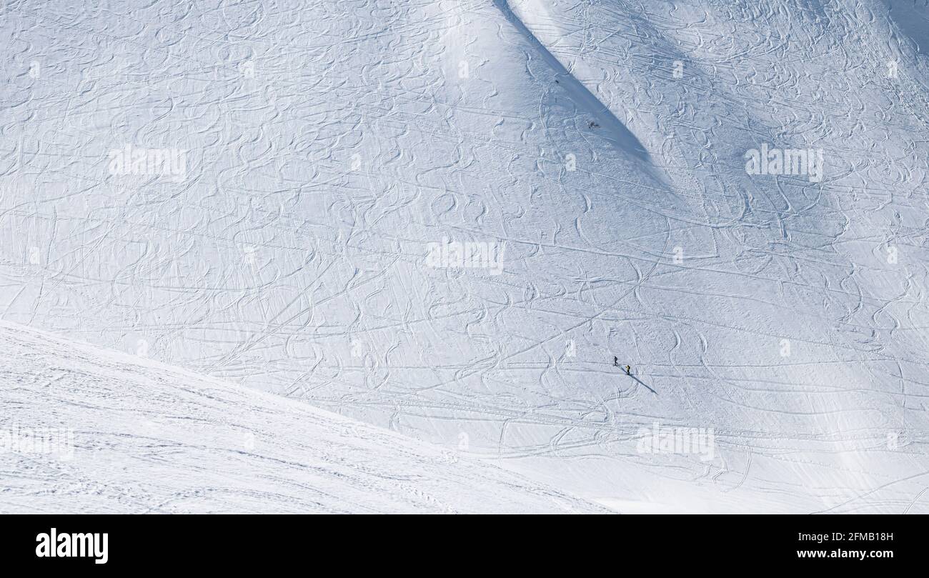 Busy ski slope hi-res stock photography and images - Alamy