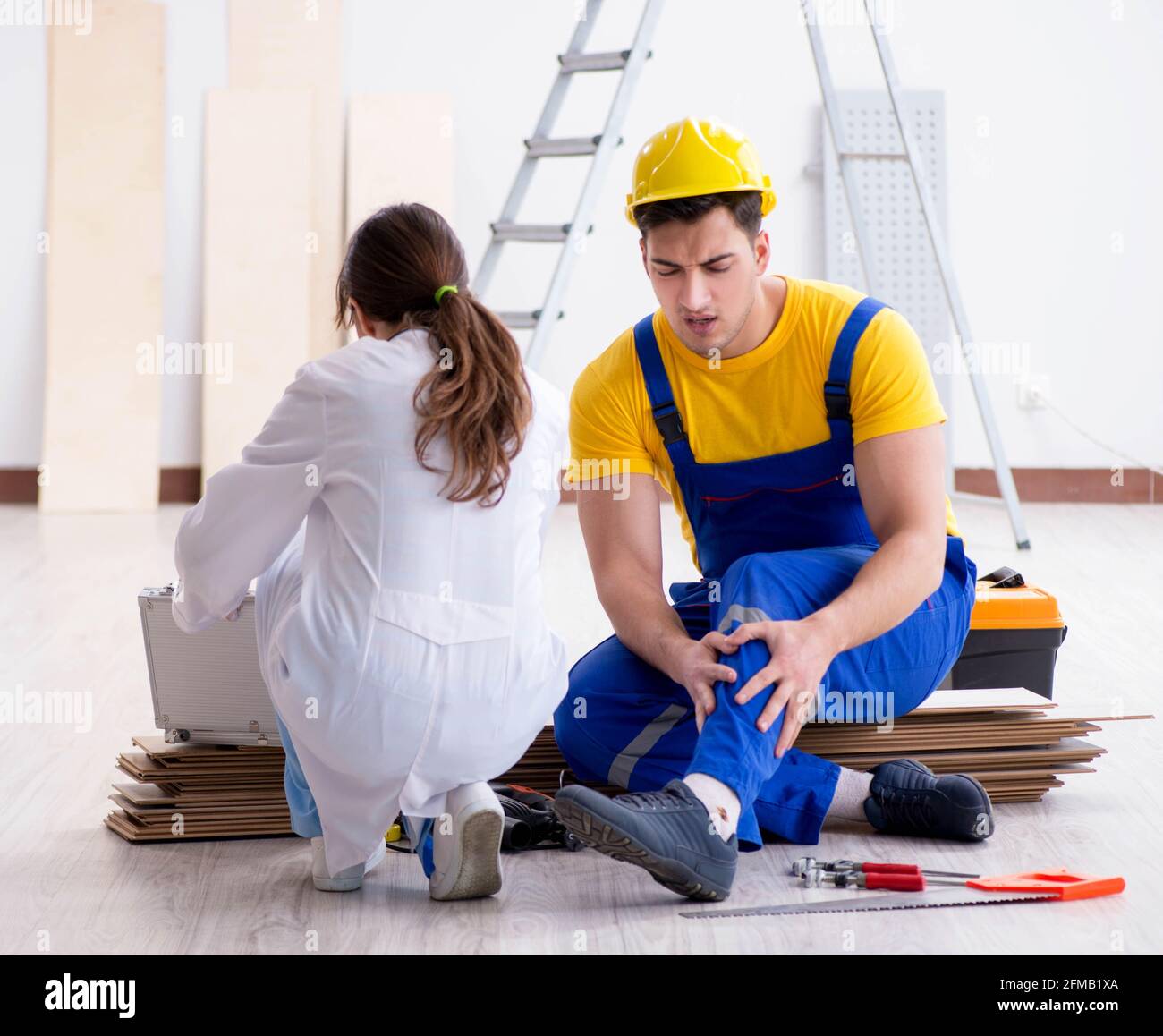 The worker with injured leg and doctor Stock Photo - Alamy