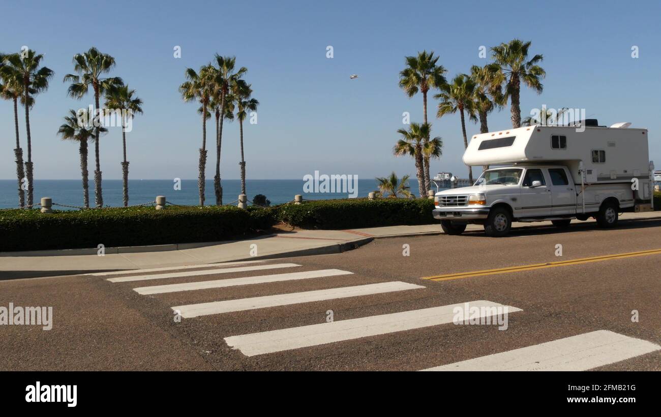 Motorhome trailer or caravan for road trip. Waterfront tropical palm ...