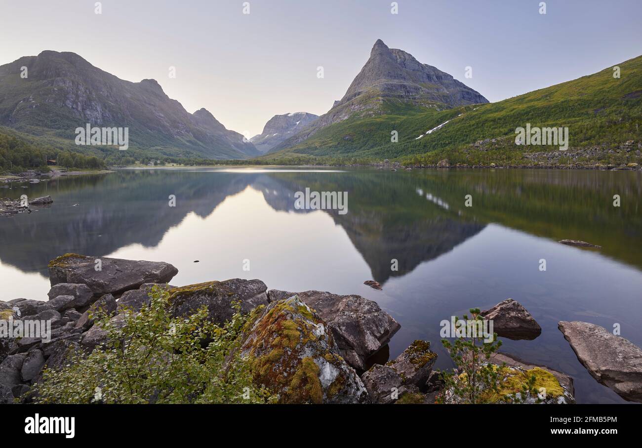 Renndalskamman, Innerdalstarnet, Innerdalsvatna, Innerdalen, More og ...