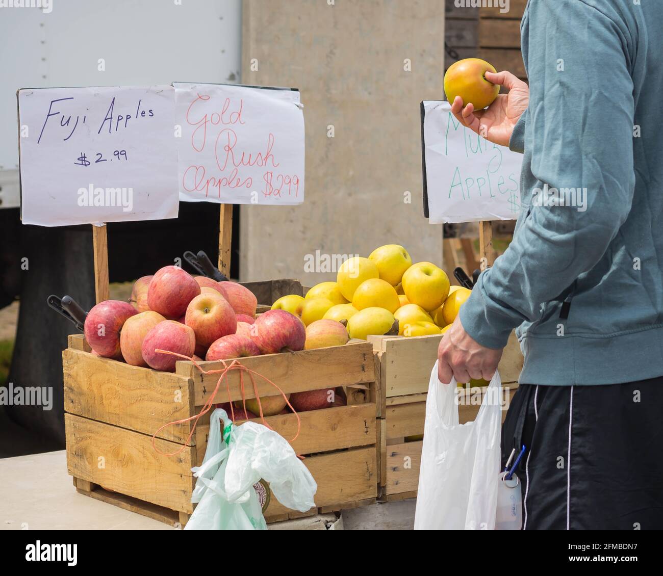 Fresh produce for sale at a community farmers market Stock Photo - Alamy
