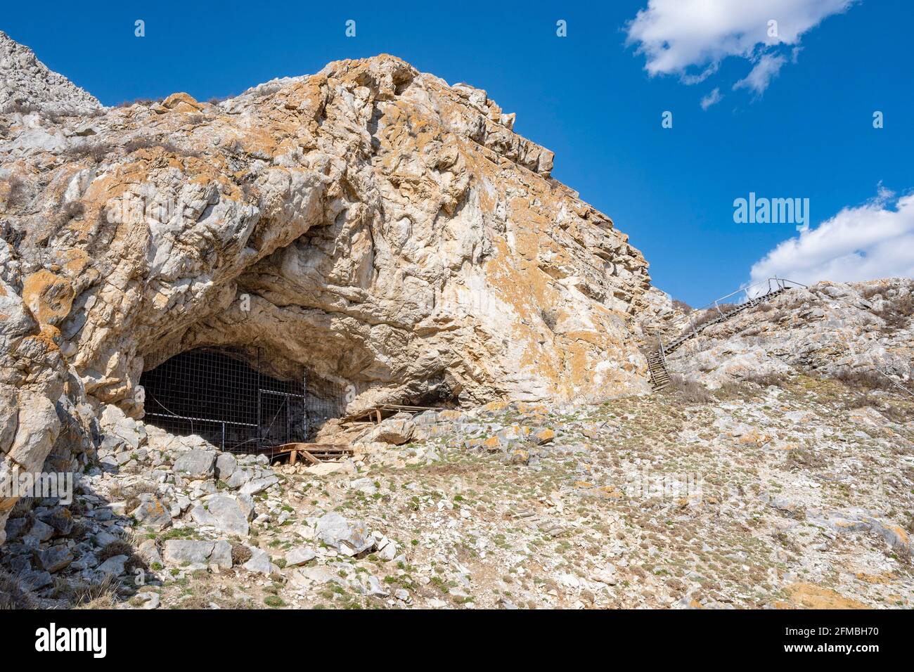 Cave entrance blocked hi-res stock photography and images - Alamy