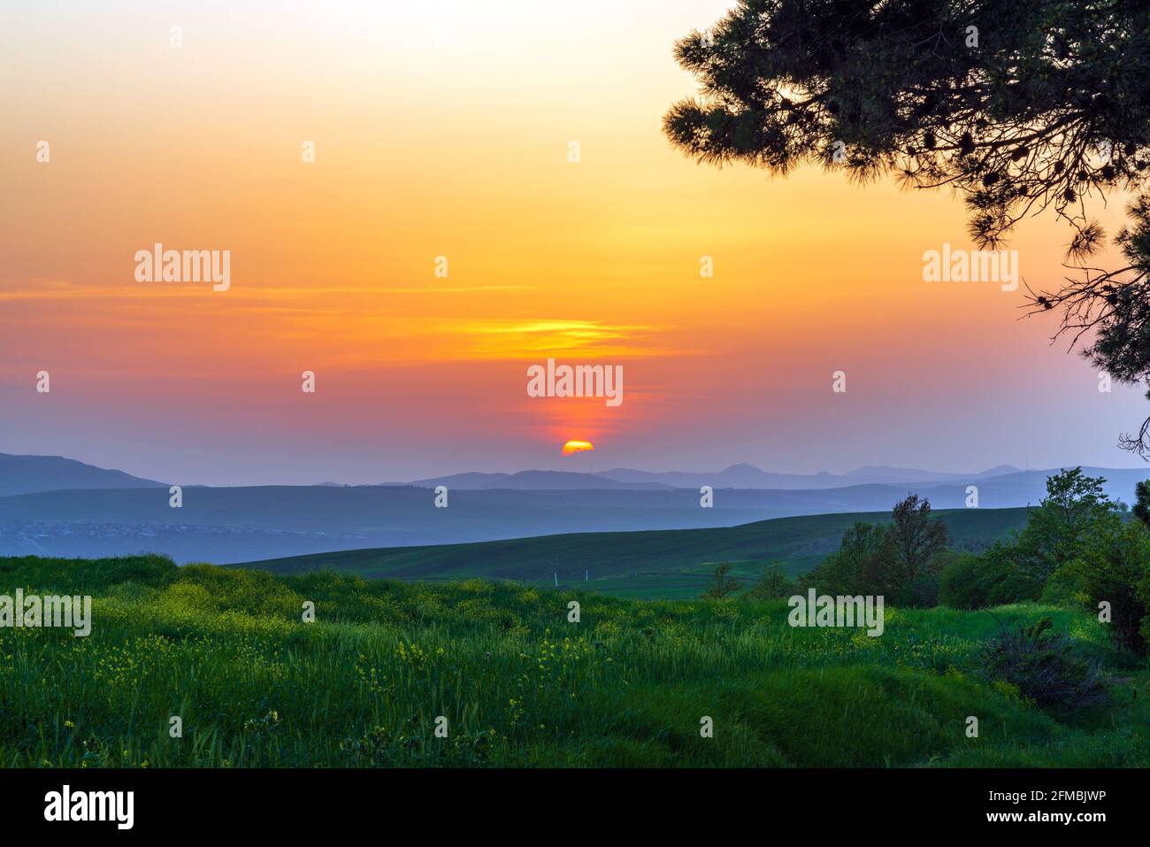 Sunrise over green fields wallpaper hi-res stock photography and images ...