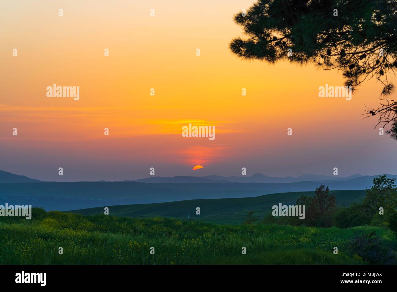 Sunrise over green fields wallpaper hi-res stock photography and images ...
