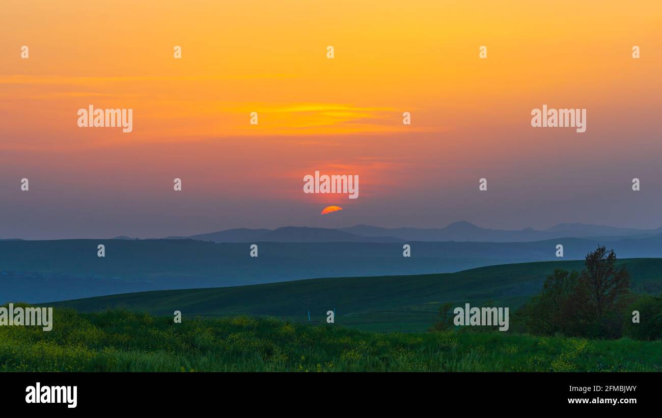 Sunrise over green fields wallpaper hi-res stock photography and images ...