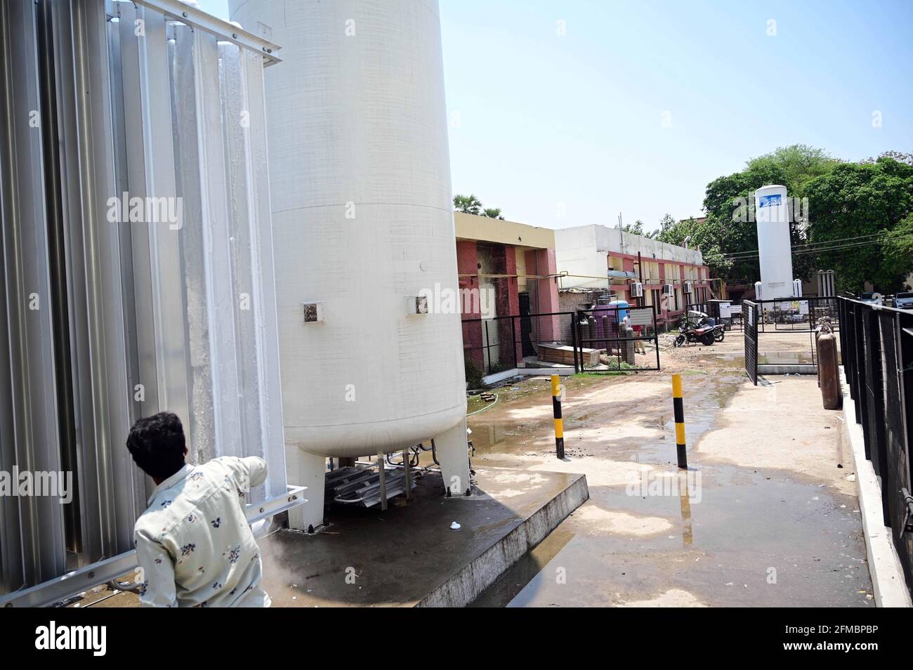 Prayagraj, Uttar Pradesh, India. 8th May, 2021. Prayagraj: A worker ...