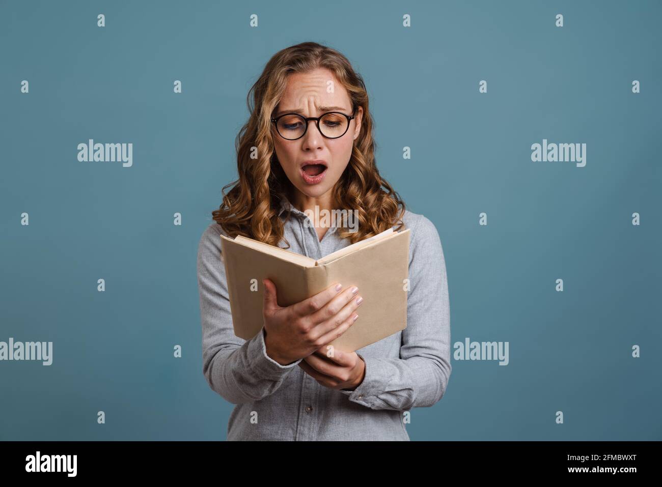 Shocked people reading a book hi-res stock photography and images - Alamy