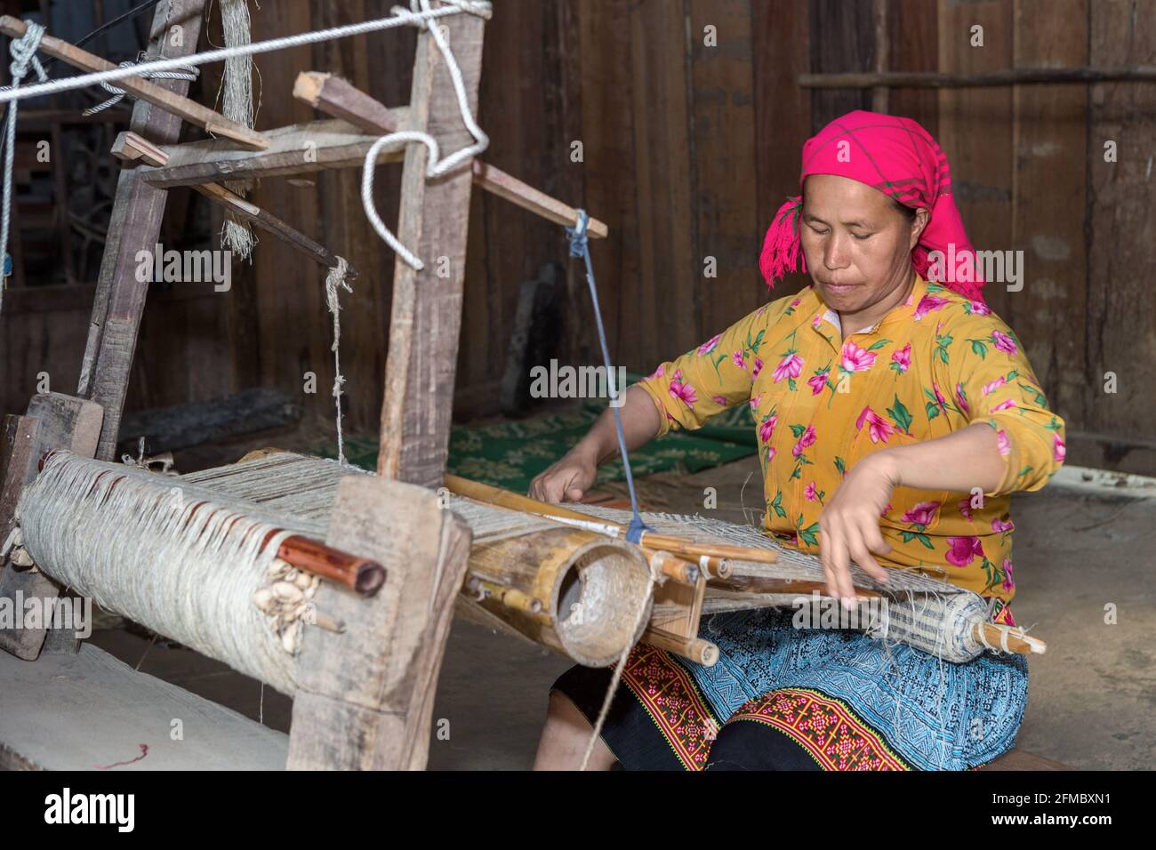 Woman weaving on traditional loom, Lung Tam Linen (flax) co-operative ...