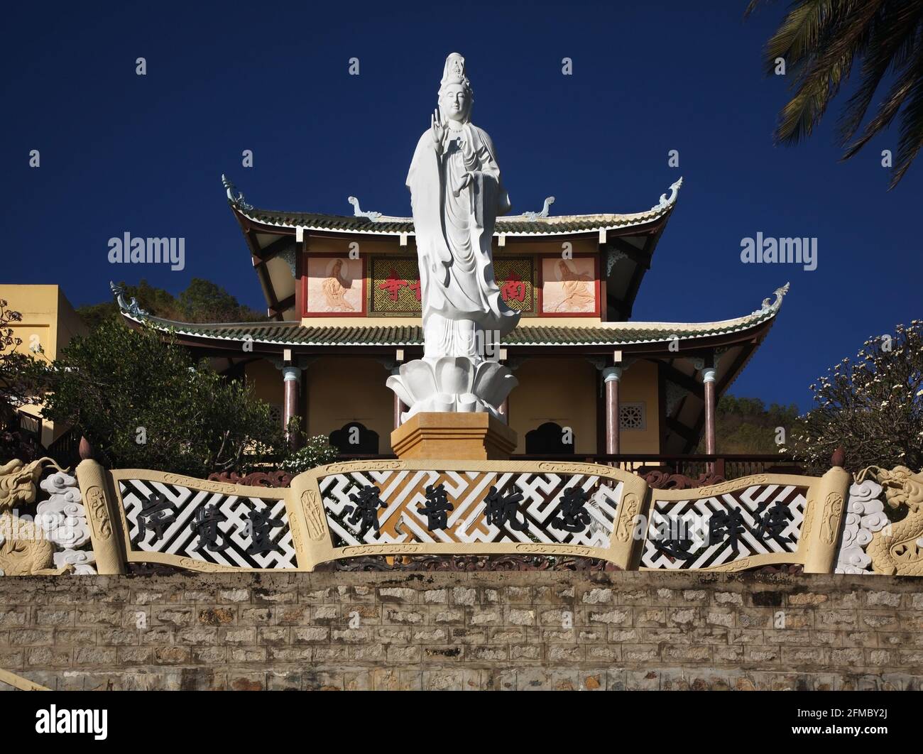 Statue of quan am hi-res stock photography and images - Alamy