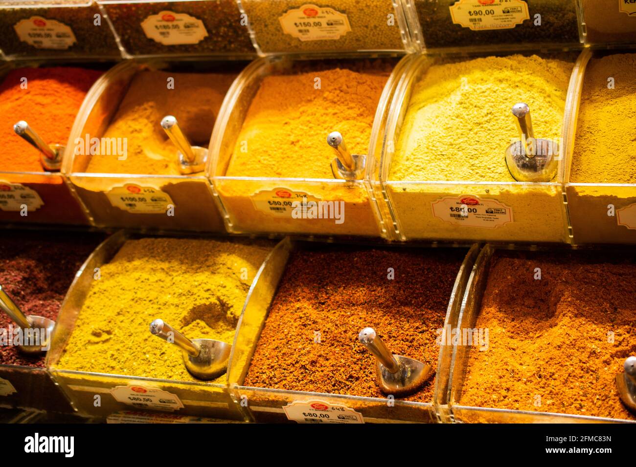 Oriental colorful spices in a traditional Turkish Spice Bazaar Stock ...