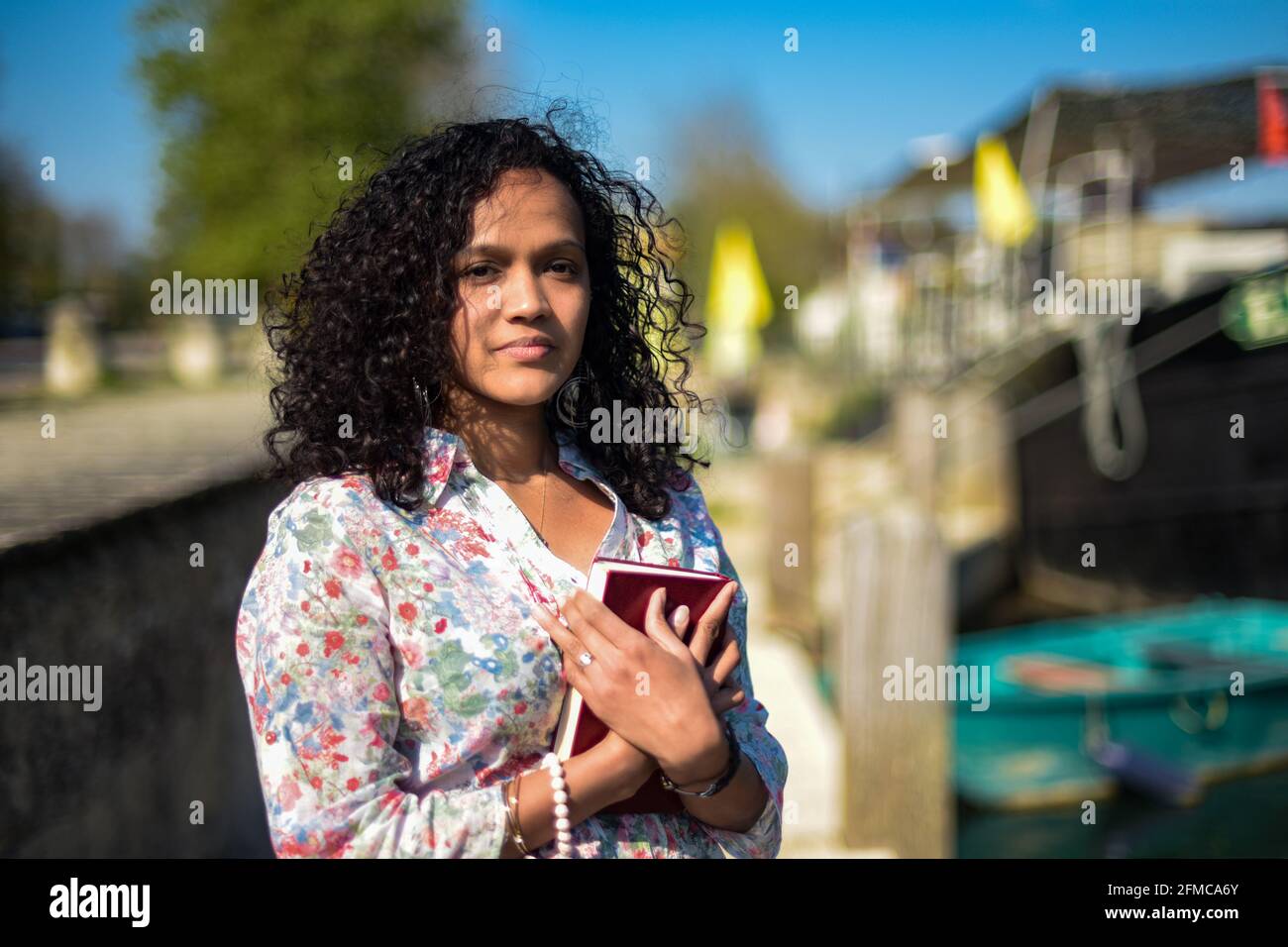 metis woman reading in nature Stock Photo - Alamy