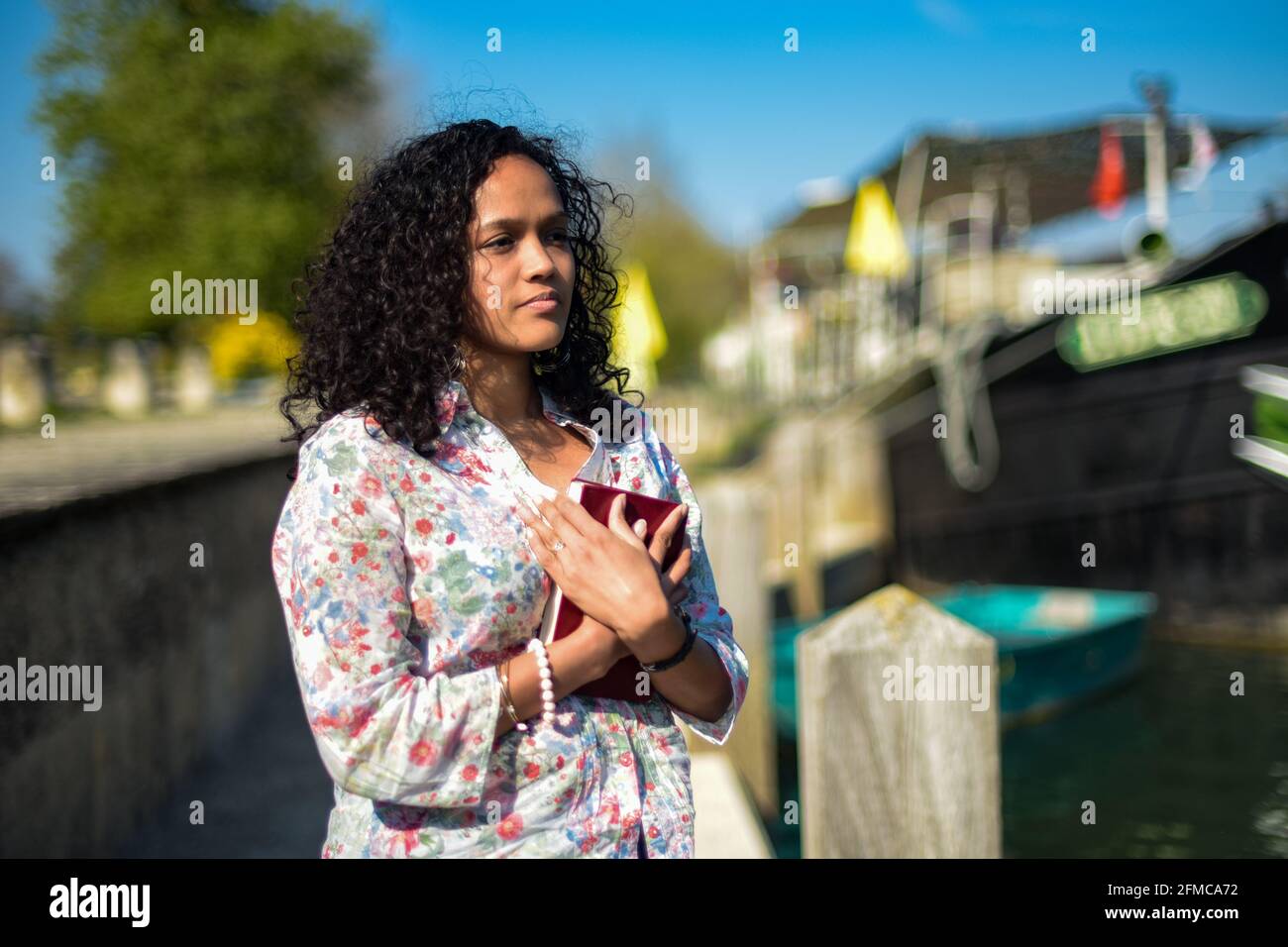 metis woman reading in nature Stock Photo - Alamy