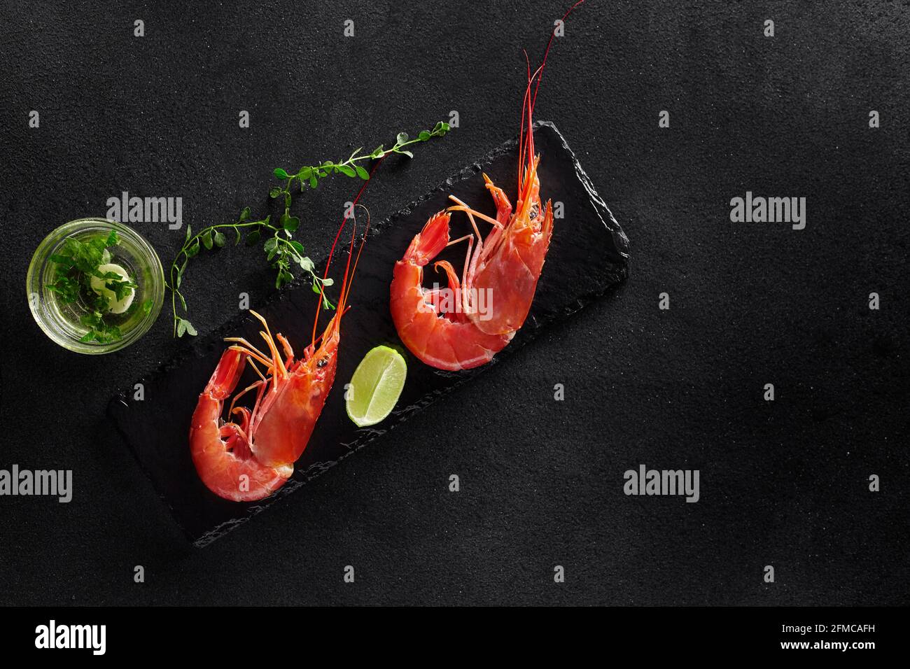 Two prawns hi-res stock photography and images - Alamy