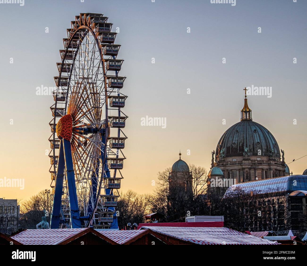 Ferris wheel cathedral fair hi-res stock photography and images - Alamy